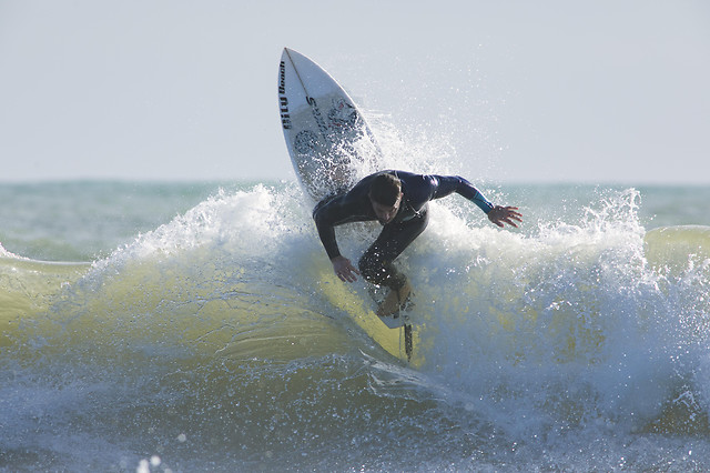 Cofanetto regalo Lezione a scelta tra surf, SUP e yoga sulla spiaggia ...